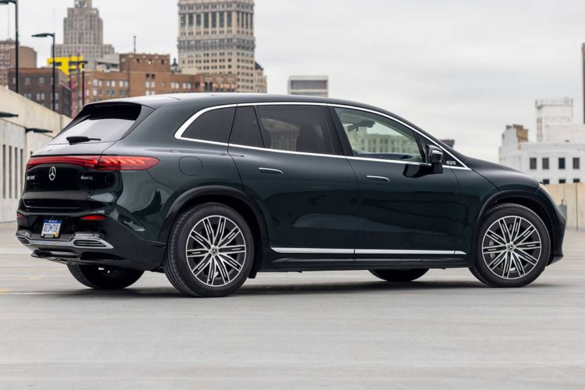 StriveME - اليكم ابرز الفروقات بين مرسيدس EQS اس يو في وبي ام دبليو i7 2024